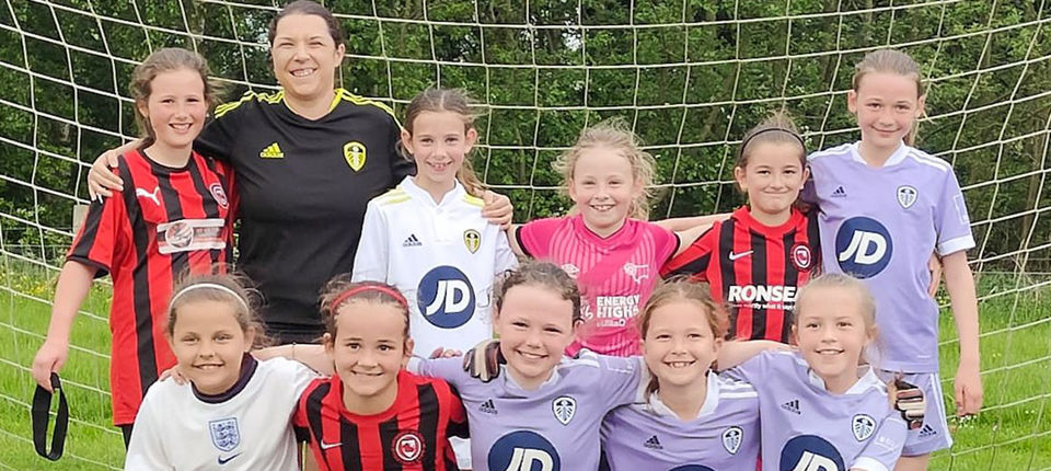 Sarah Dobby spends time with Rothwell Juniors - Leeds United