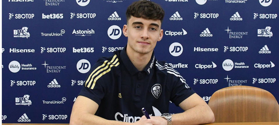 Niall Huggins agrees new deal - Leeds United