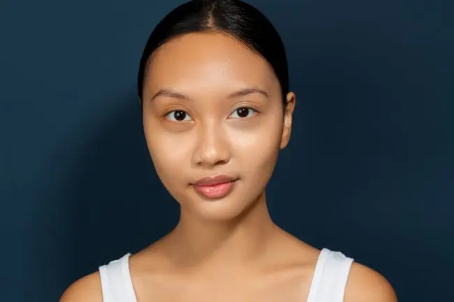 How To Apply Your Foundation When Your Face and Neck Are Different Colours