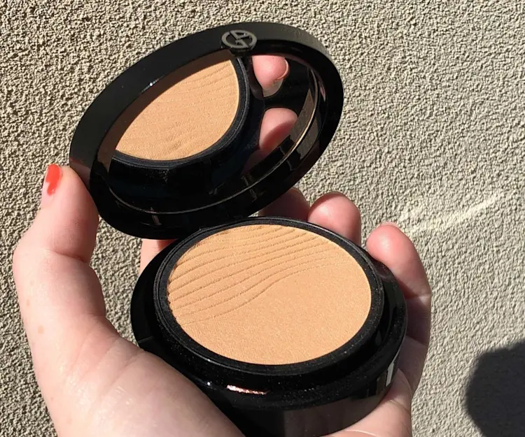 What's the Difference Between Pressed and Loose Powder?