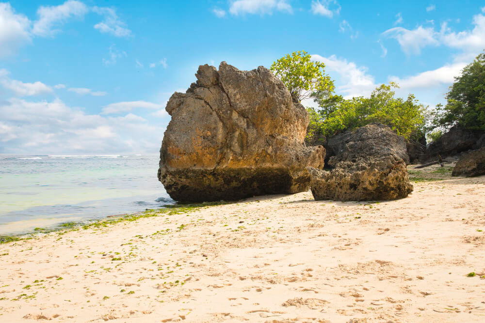 Keindahan Pantai Padang Padang Bali, Panduan Wisata dan Harga Tiket ...