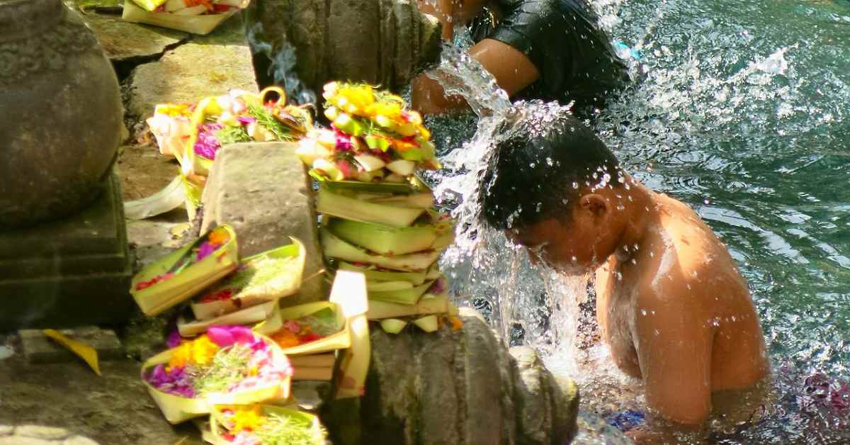 What is Melukat (Water Purification Ritual) in Bali? - Cinchy Blog