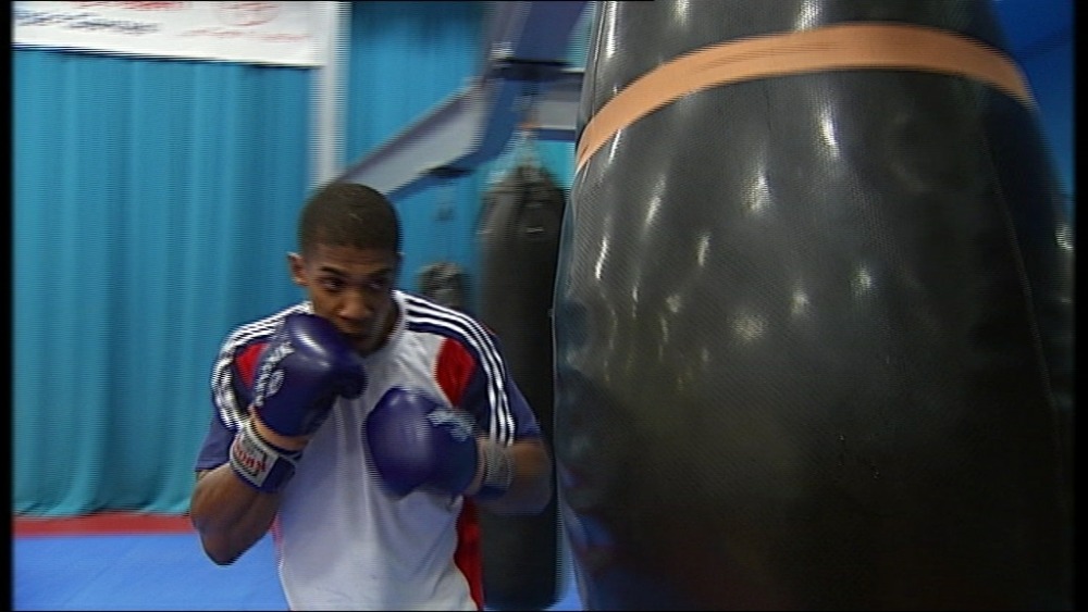 London Team GB boxer collects Olympic kit | ITV News London