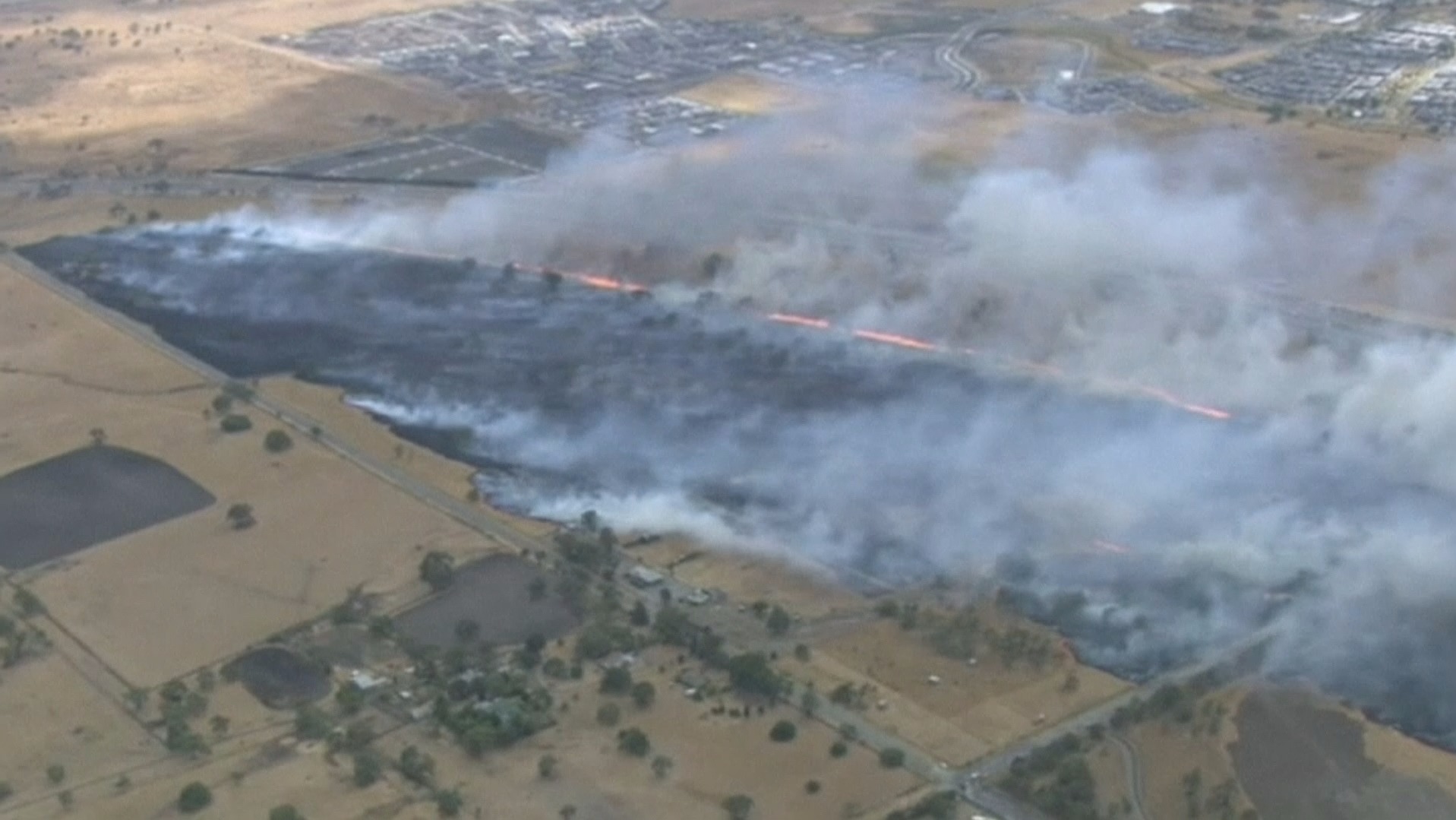 Firefighters battle hundreds of wildfires in Australia | ITV News