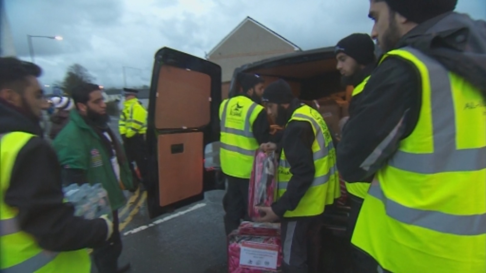 Al-Imdaad emergency aid relief workers lend a helping hand to flood hit ...