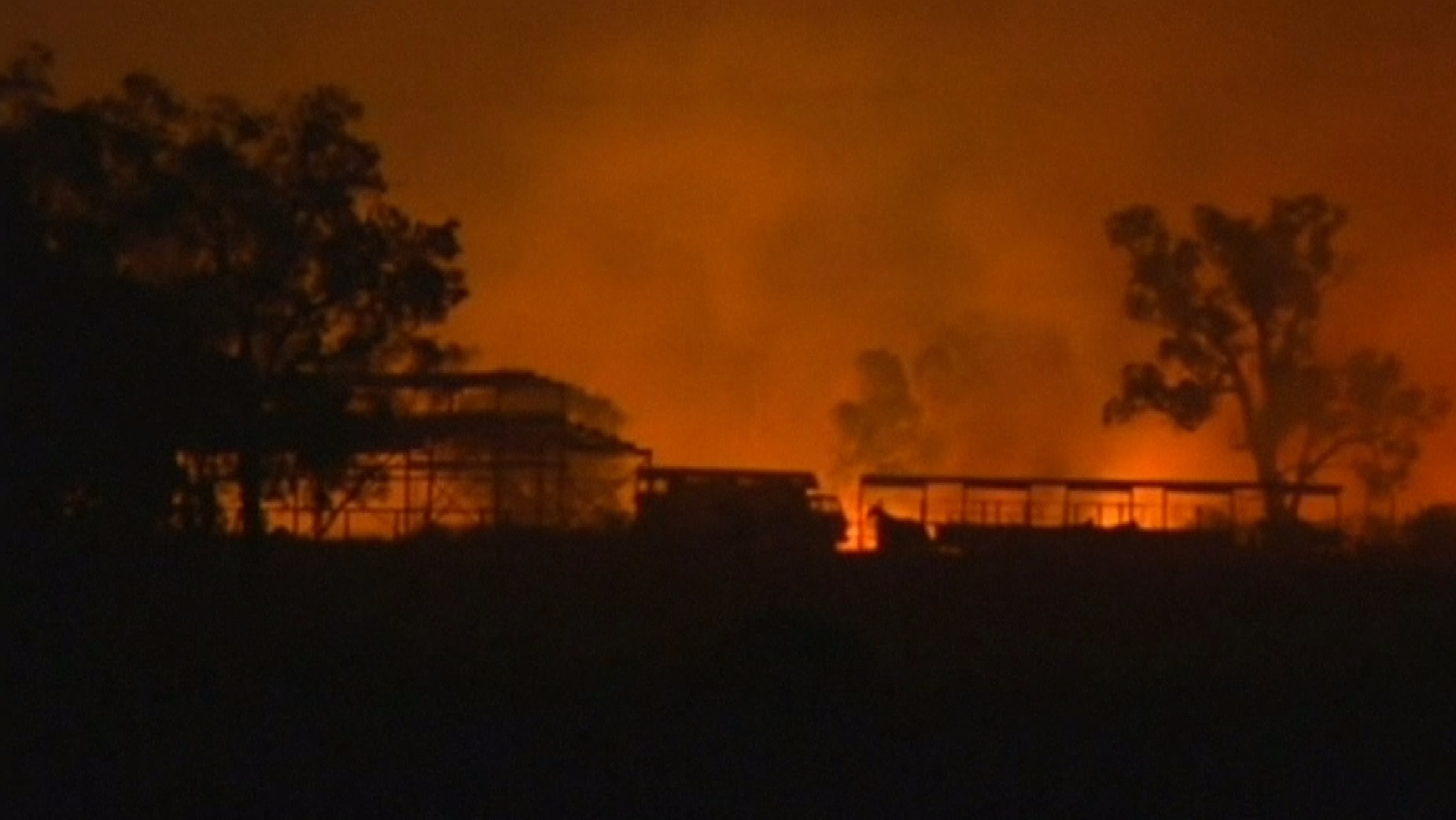Bushfire destroys nearly 100 homes in Australian town | ITV News
