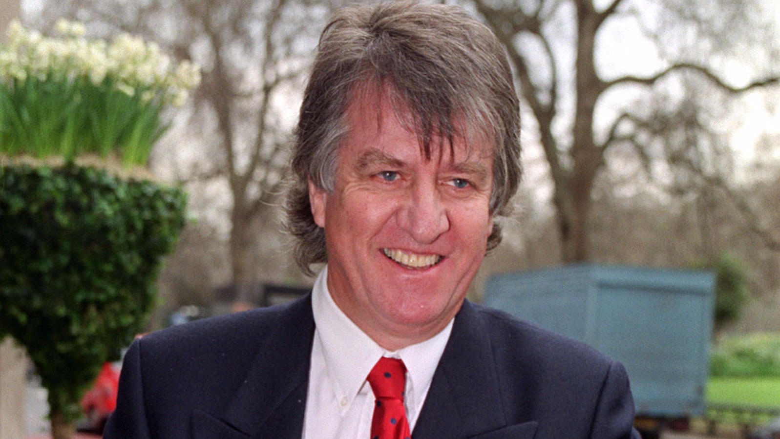 Former DJ and Crackerjack host Ed 'Stewpot' Stewart dies aged 74 | ITV News