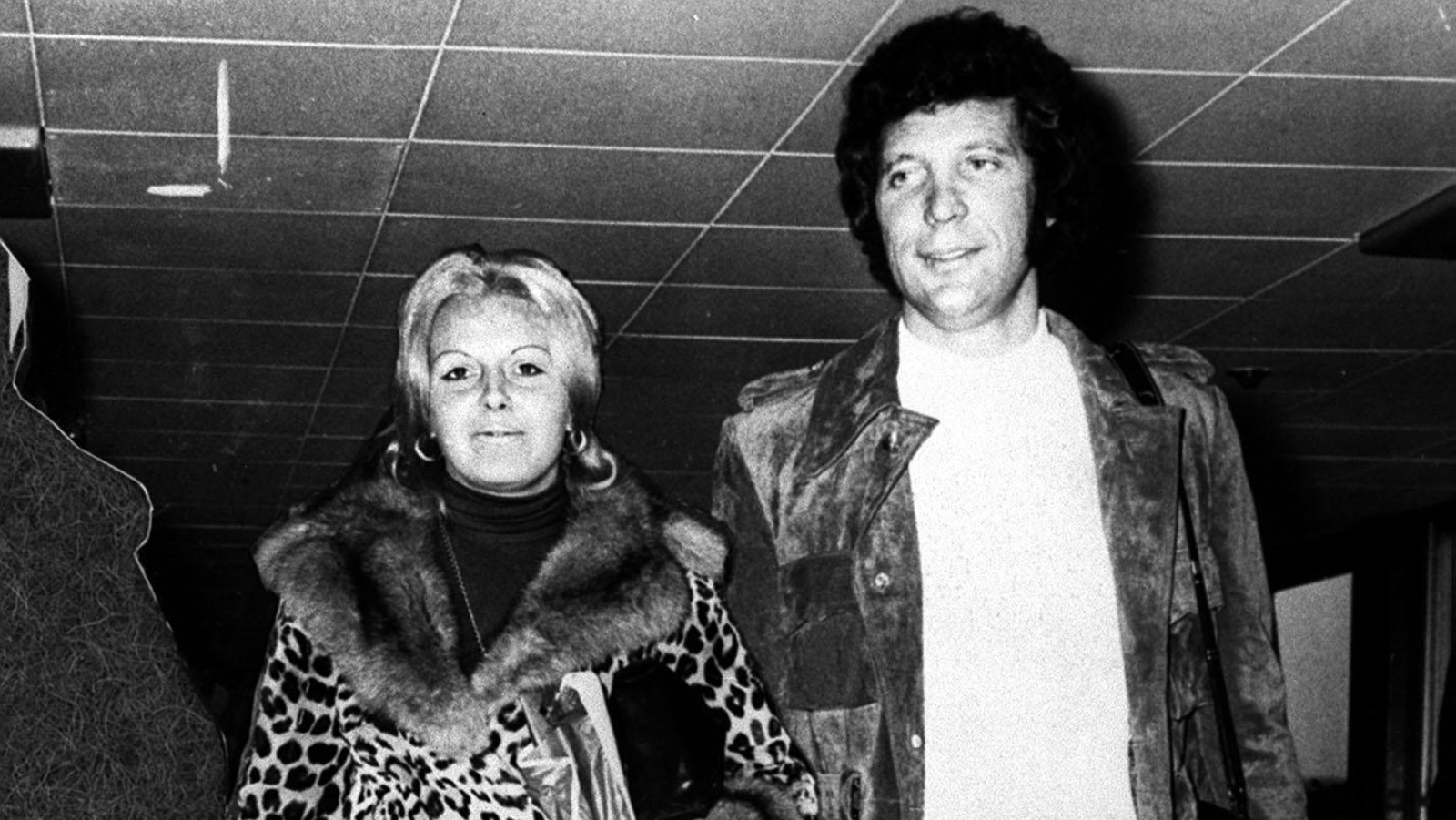 Sir Tom Jones' wife Linda dies aged 75 after 'short but fierce cancer ...