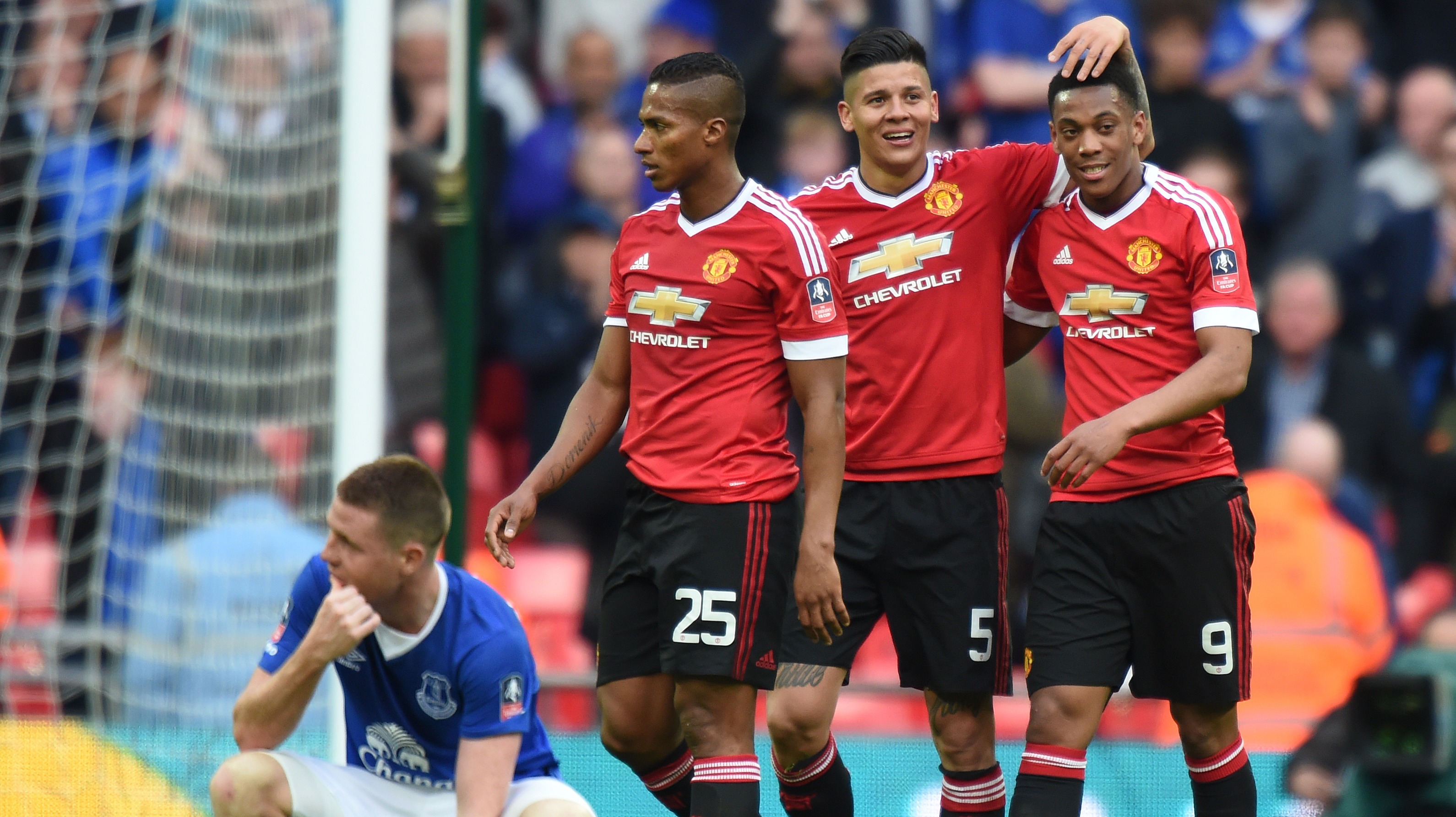 Last-minute winner sends Man Utd into FA Cup Final | ITV News
