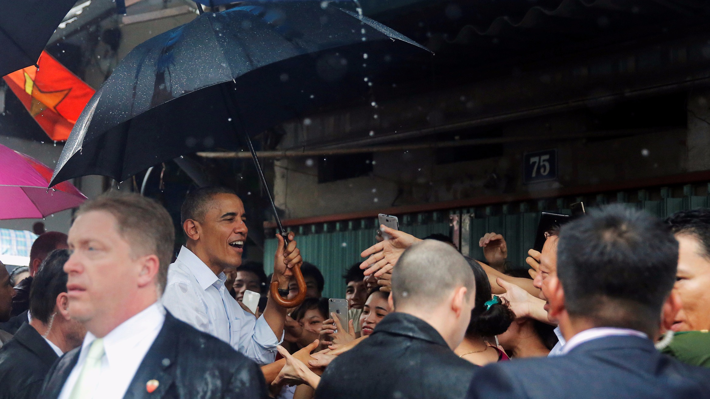 Obama stops off for $6 meal at streetside cafe in Vietnam | ITV News