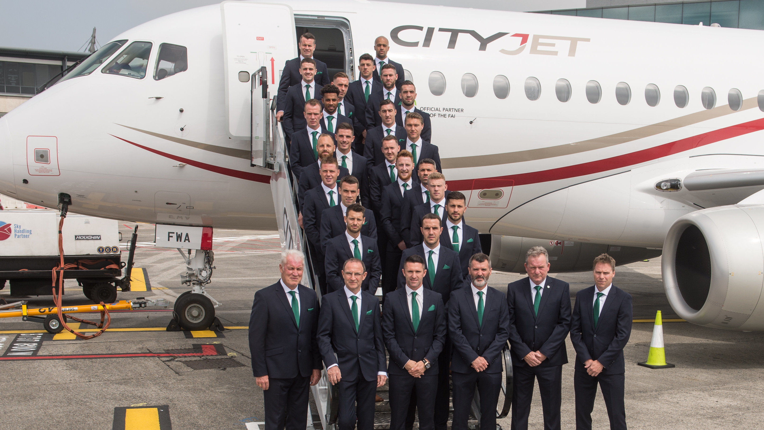 Ireland team arrive in France for Euros | UTV | ITV News