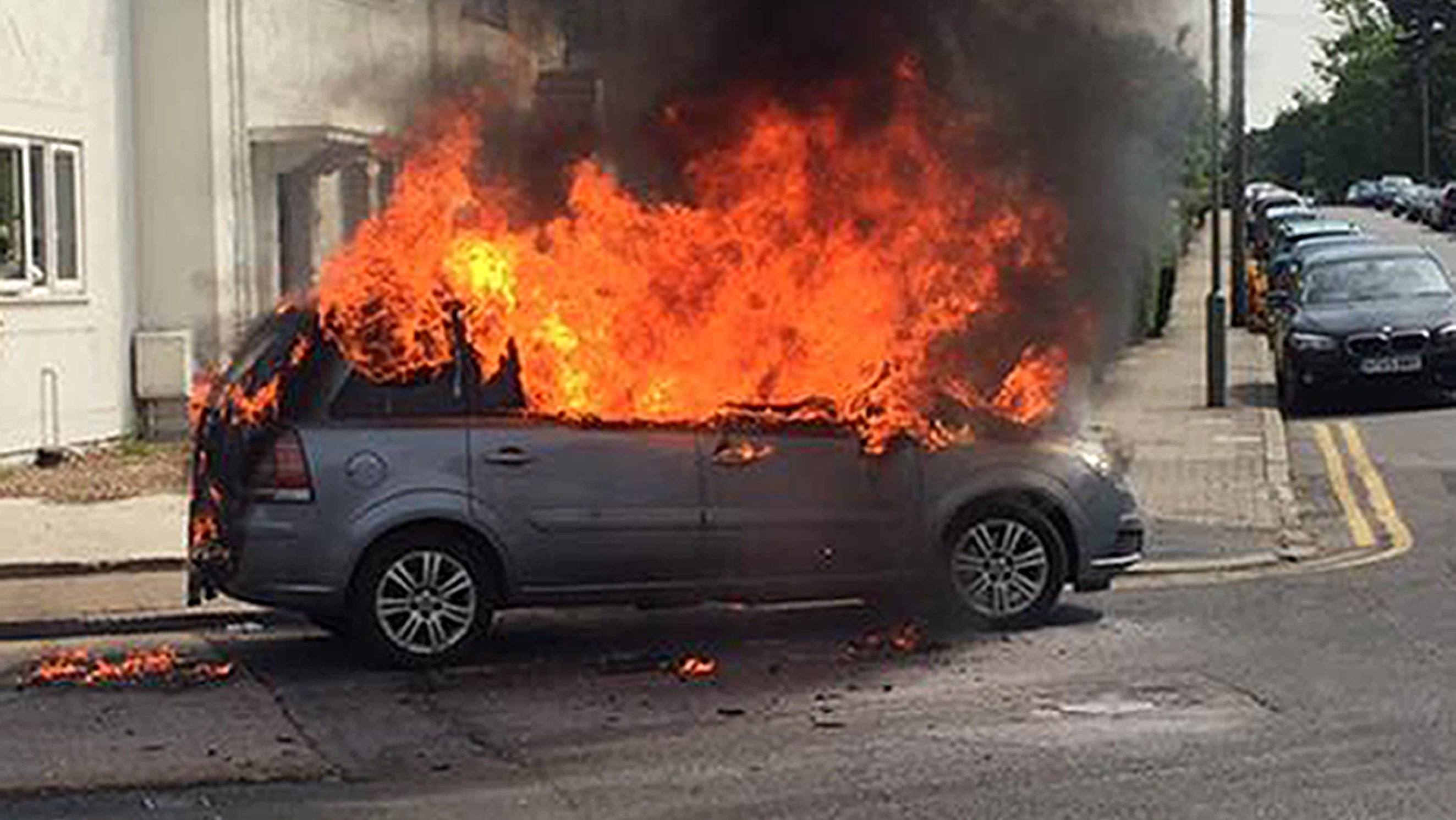 Vauxhall Zafira bursts into flames in south London | ITV News London