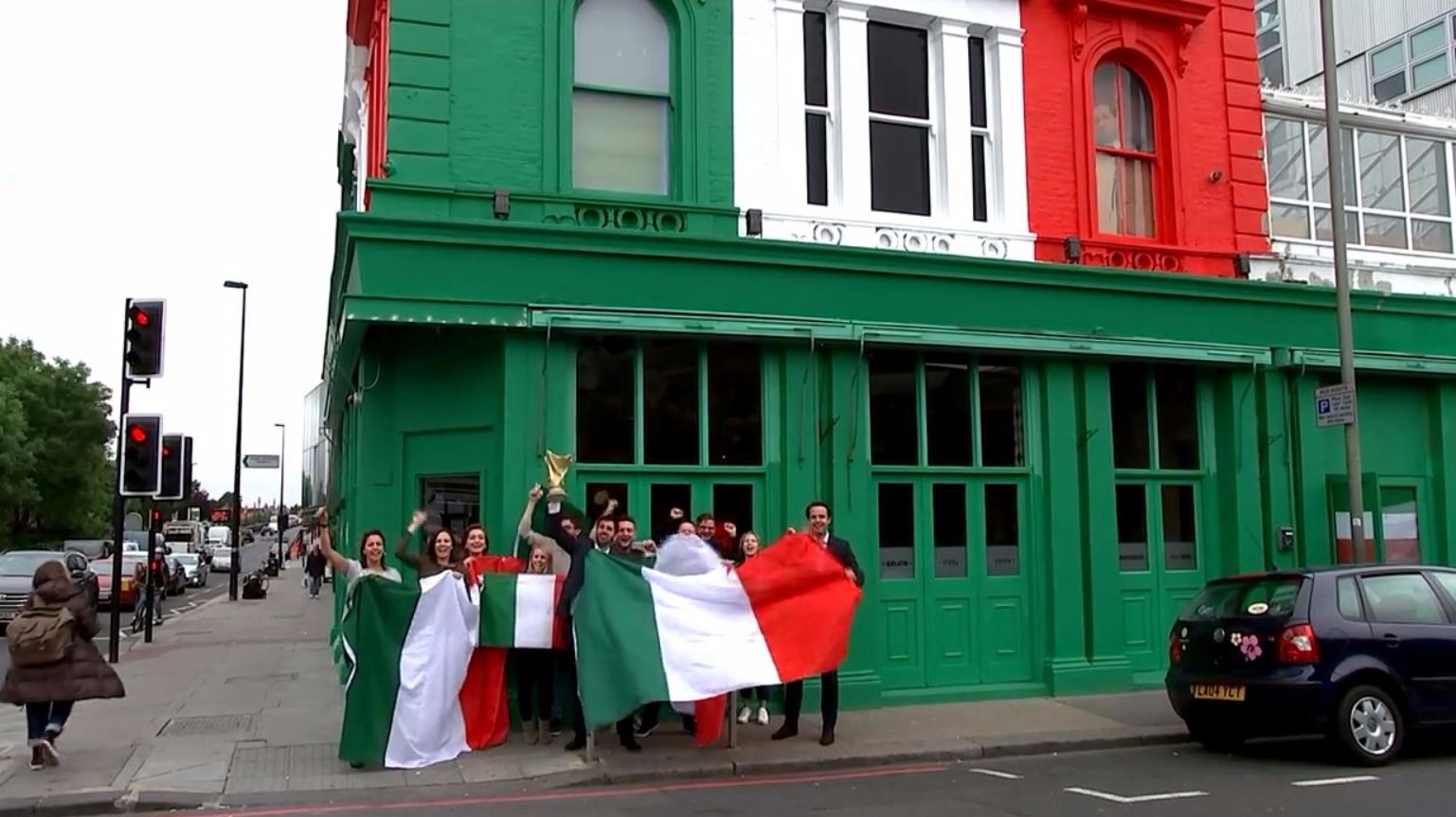 London's Bunga Bunga bar told it can keep Italian colours until end of ...