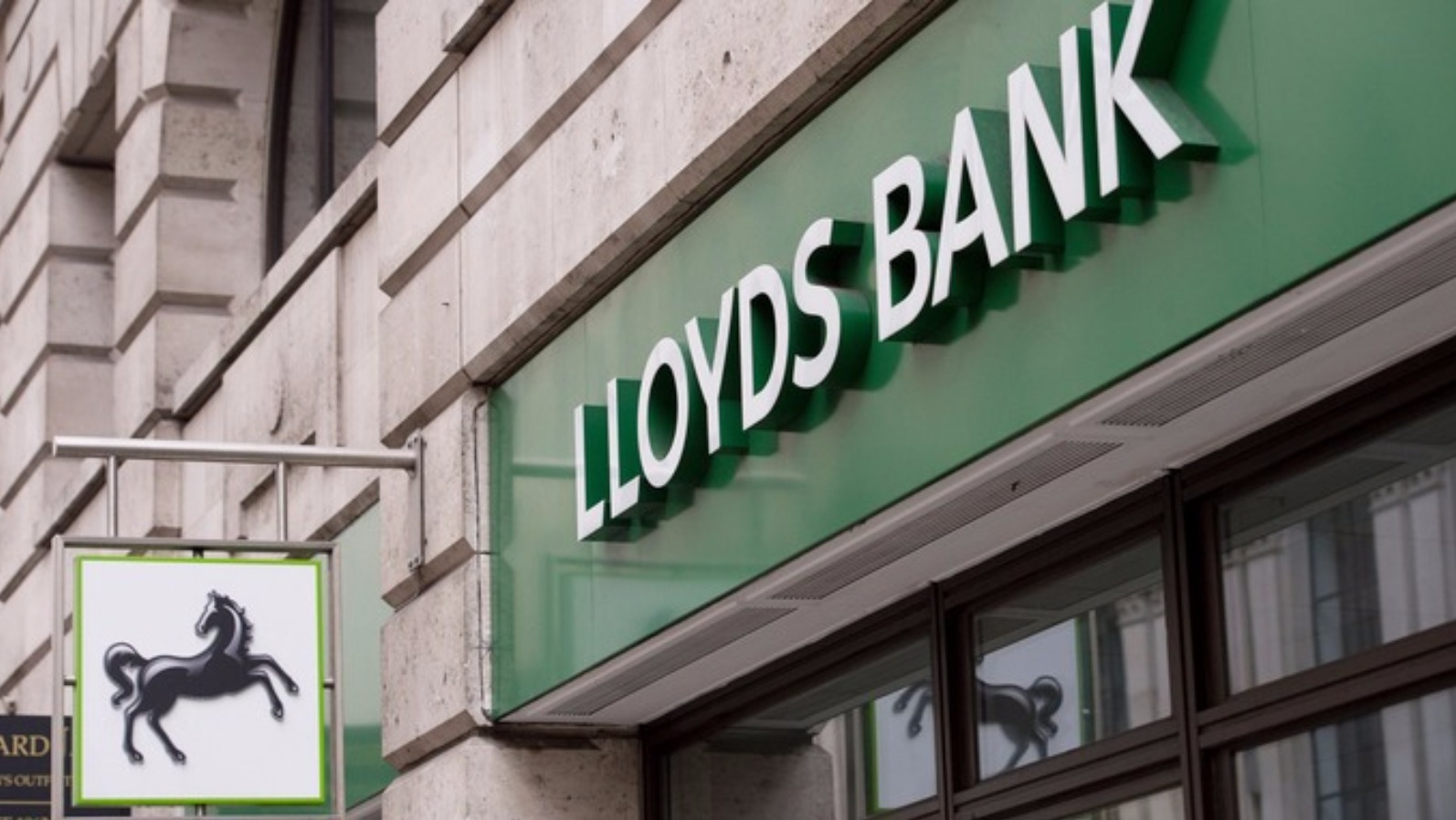 Lloyds Bank to axe 3,000 jobs and shut 200 branches amid Brexit fallout ...