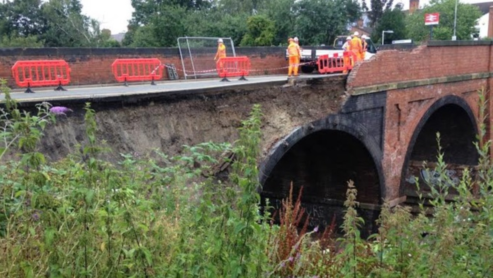 Bridge collapse severs rail link between London and East Midlands | ITV ...