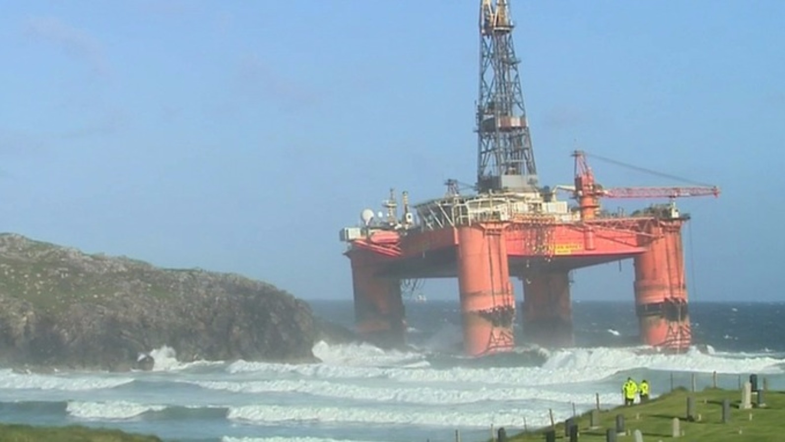 Public told to keep away from grounded Western Isles oil rig | ITV News