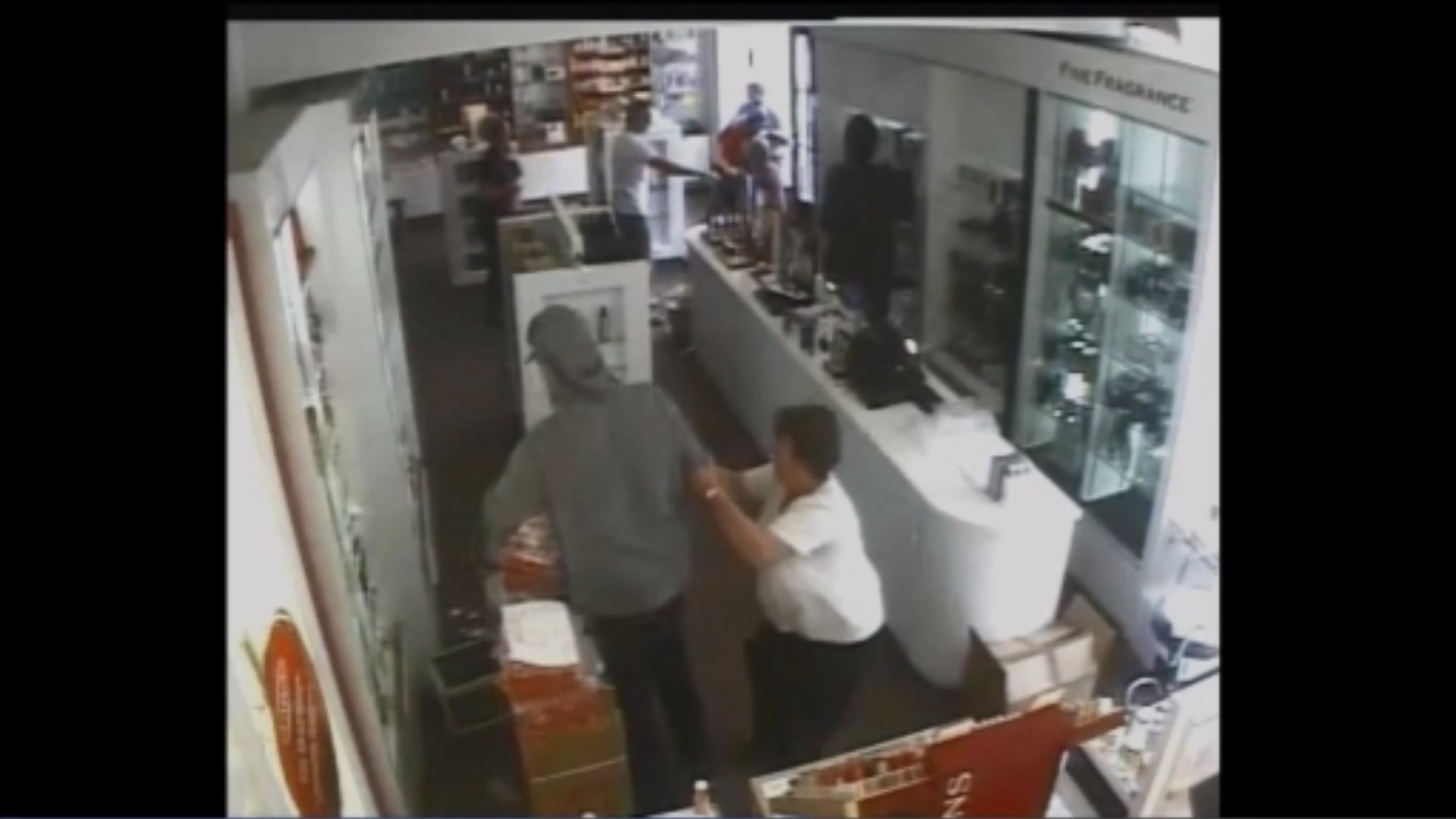 Shocking CCTV footage shows brazen theft in broad daylight, ignoring ...