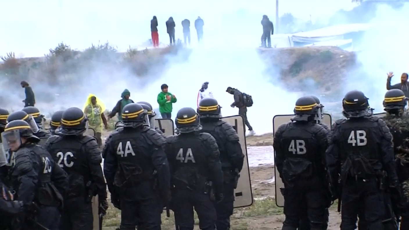 Police clash with protesters backing Calais migrants | ITV News