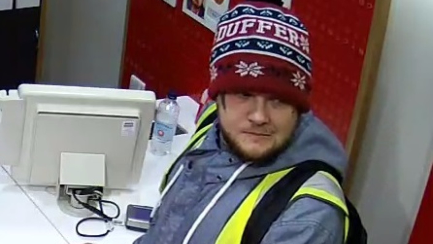 Thieves armed with scissors threaten Vodafone shop worker | ITV News London