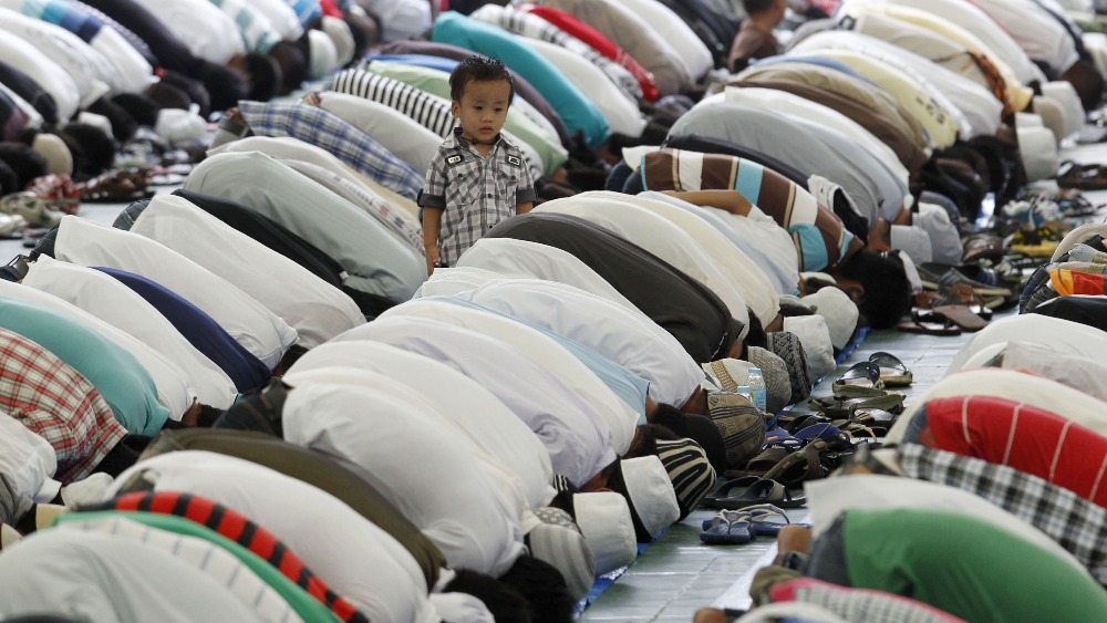 Muslims around the world celebrate Eid | ITV News