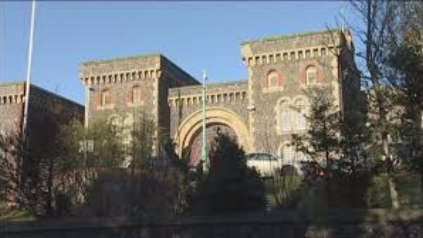 Prison staff forced to retreat during riot at Sussex jail | ITV News ...