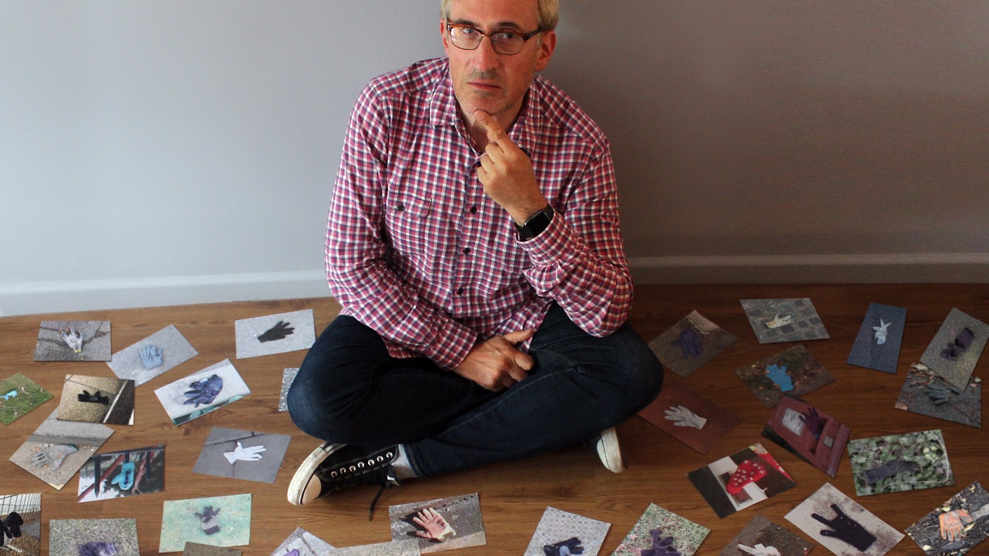 Is this Britain's most boring hobby? Man takes photos of lost gloves ...