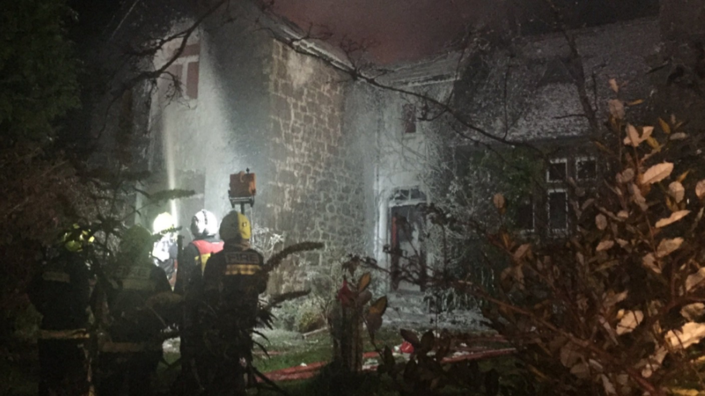 Firefighters spend night tackling huge house fire on Dartmoor | ITV ...