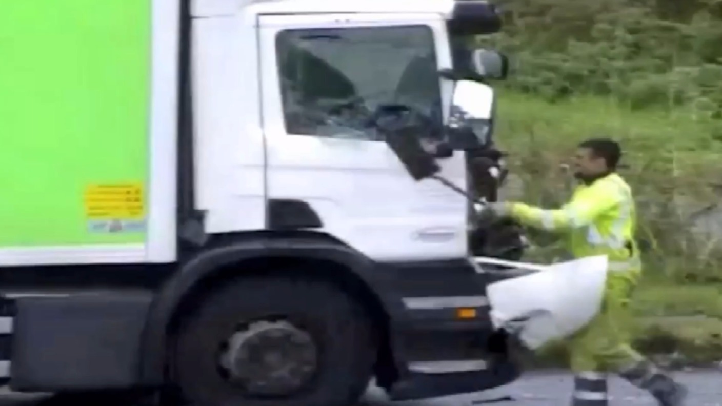 Lorry driver attacked with shovel in 'terrifying' road rage caught on ...