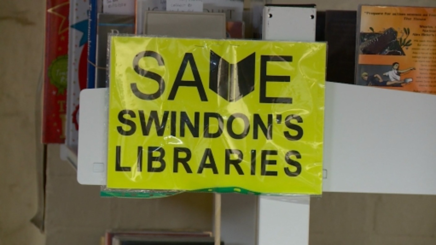 'Read in' staged to save Swindon's libraries | ITV News West Country