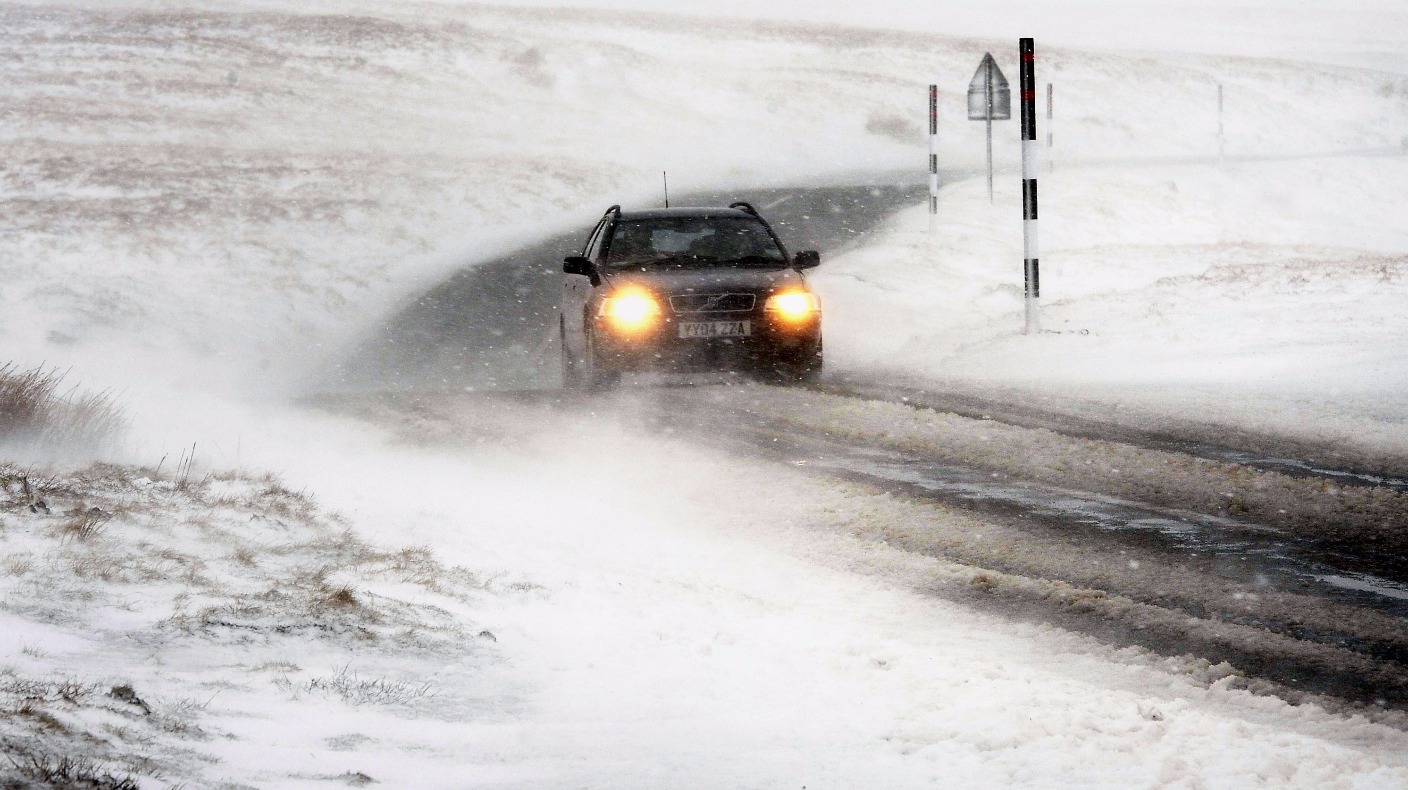 Gale-force winds of 75mph and snow to hit parts of Britain | ITV News