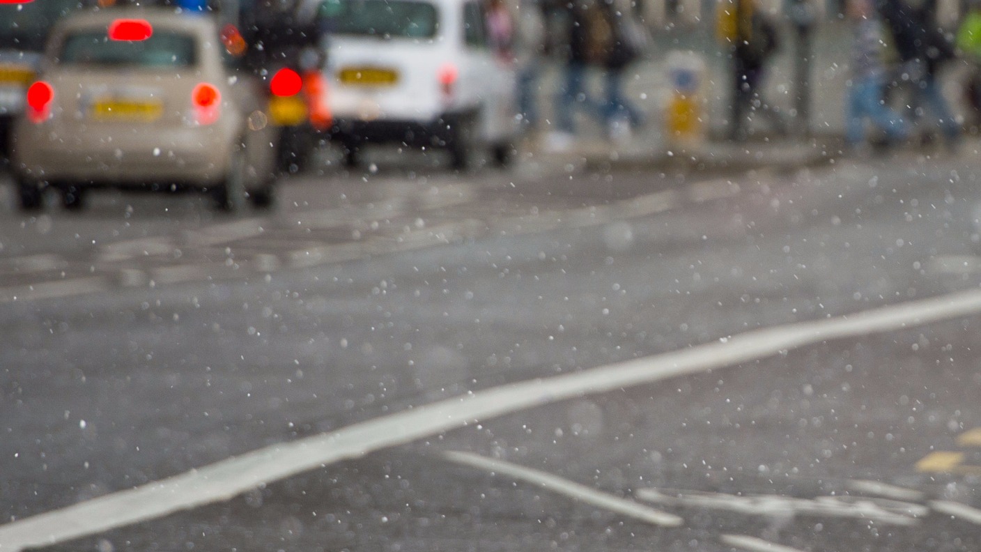 Snow falls as London shivers in freezing temperatures | ITV News London