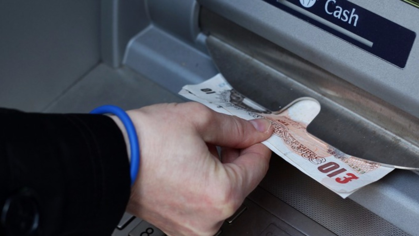 Fees row 'could threaten free withdrawals at Link cash machines' | ITV News