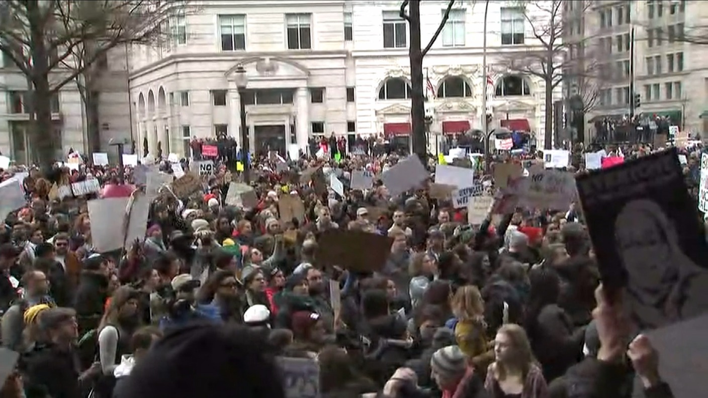 Trump travel ban: Spontaneous mass protests across US | ITV News