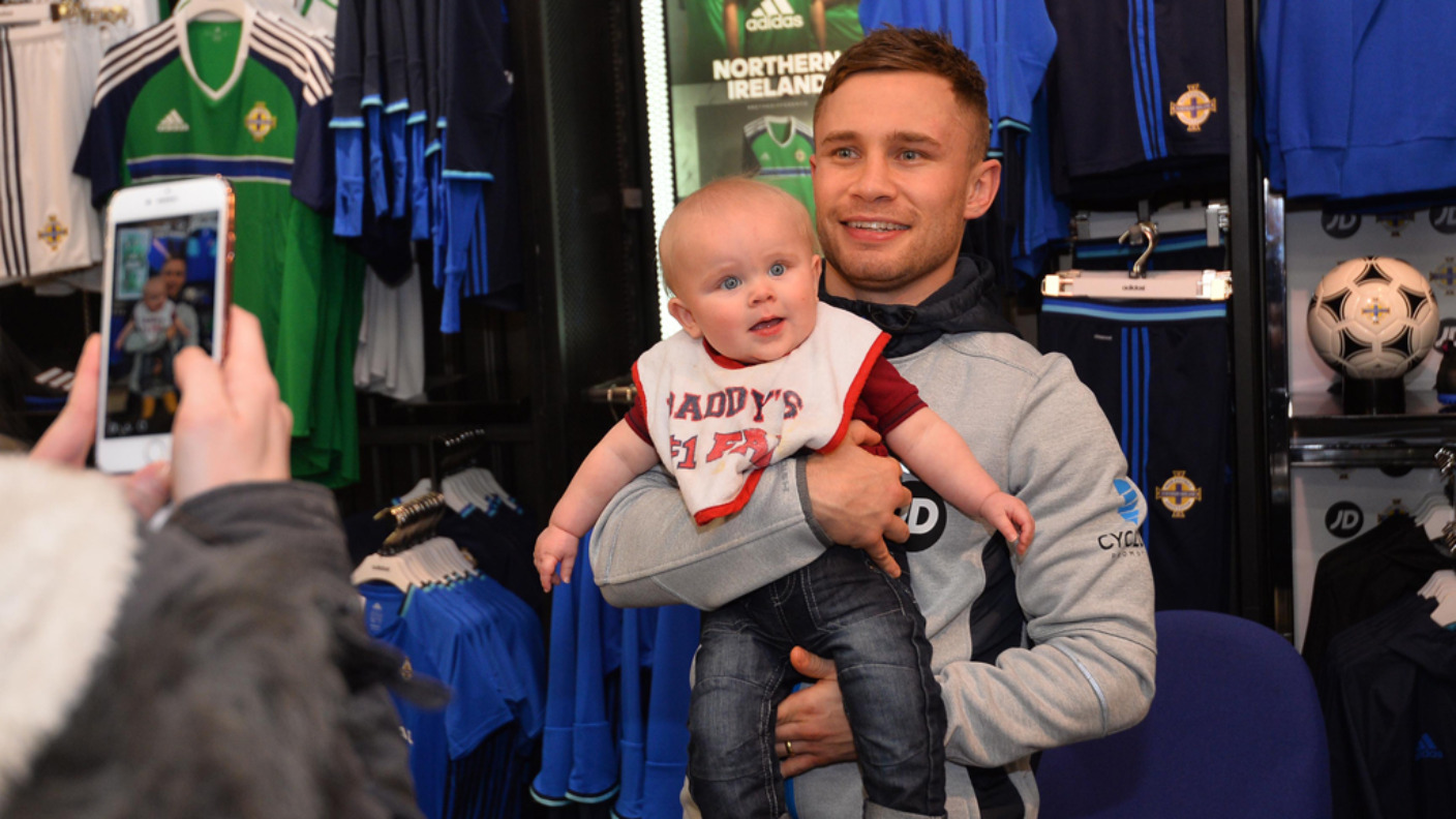 Hundreds of fans turn out to meet hero Frampton | UTV | ITV News