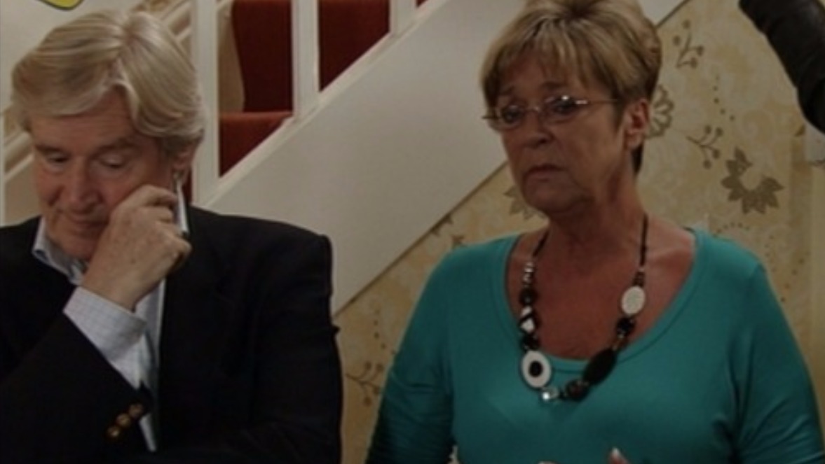 Corrie fans fume after Ken disses Deirdre | ITV News Granada