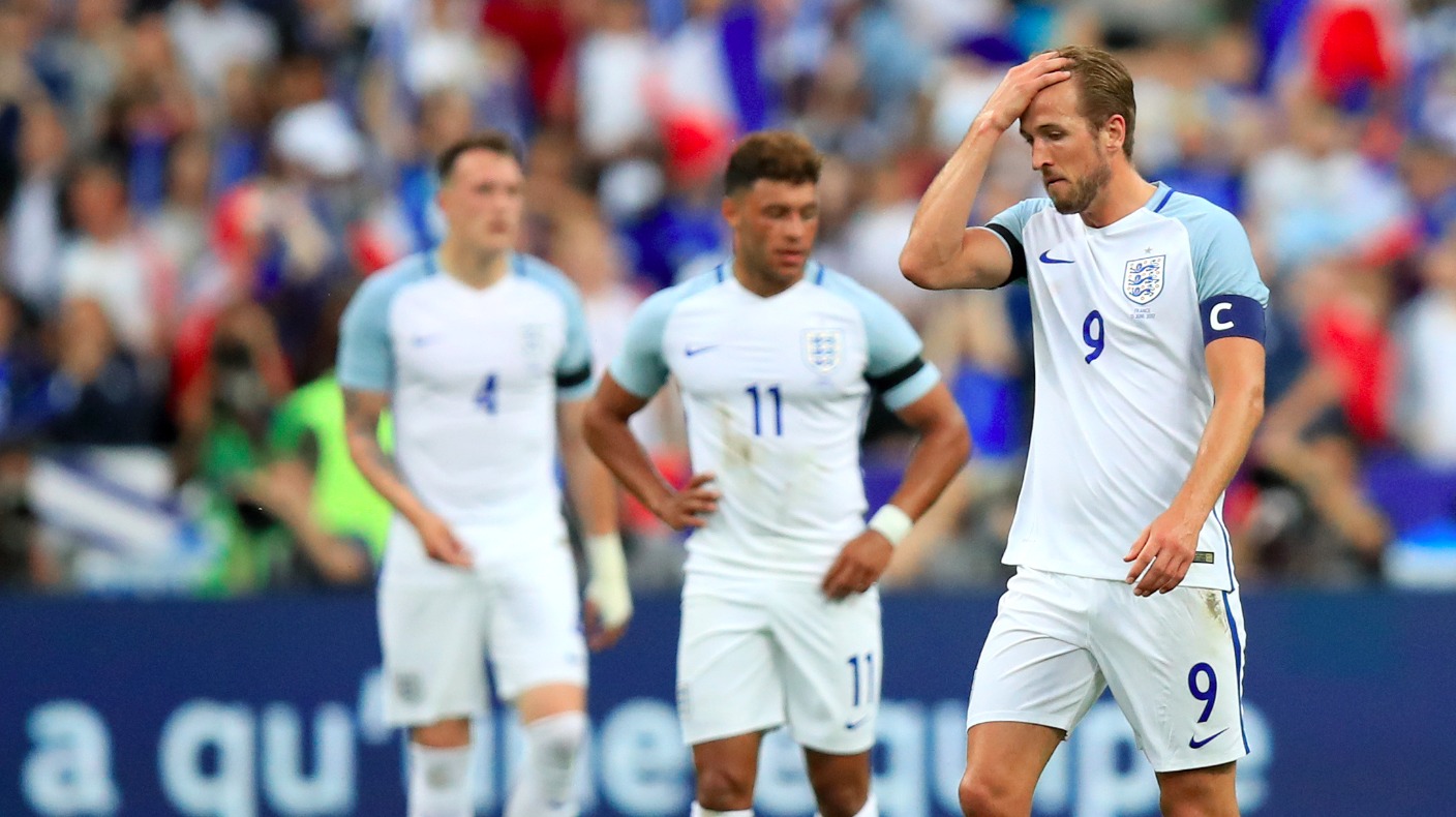 England lose to ten-man France in Paris | ITV News