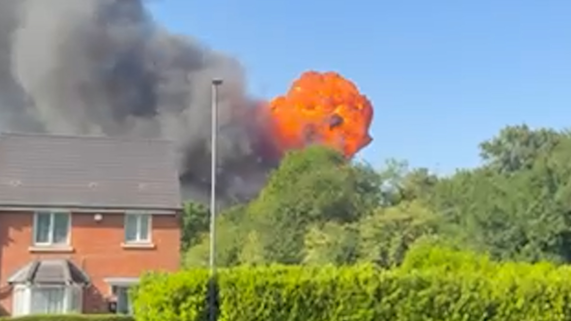 Homes evacuated as large fire breaks out in Bracknell | ITV News Meridian