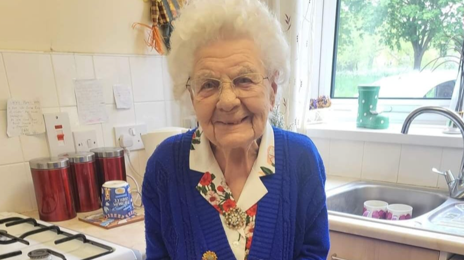 101-year-old Flo Hume speaks to schoolchildren about life in Leicester ...