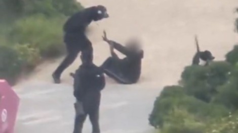 Dramatic video shows off duty officers rush to disarm knife-wielding ...