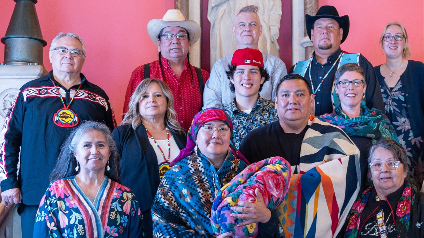 Sacred headdress returned to Siksika Nation in ceremony at Exeter ...