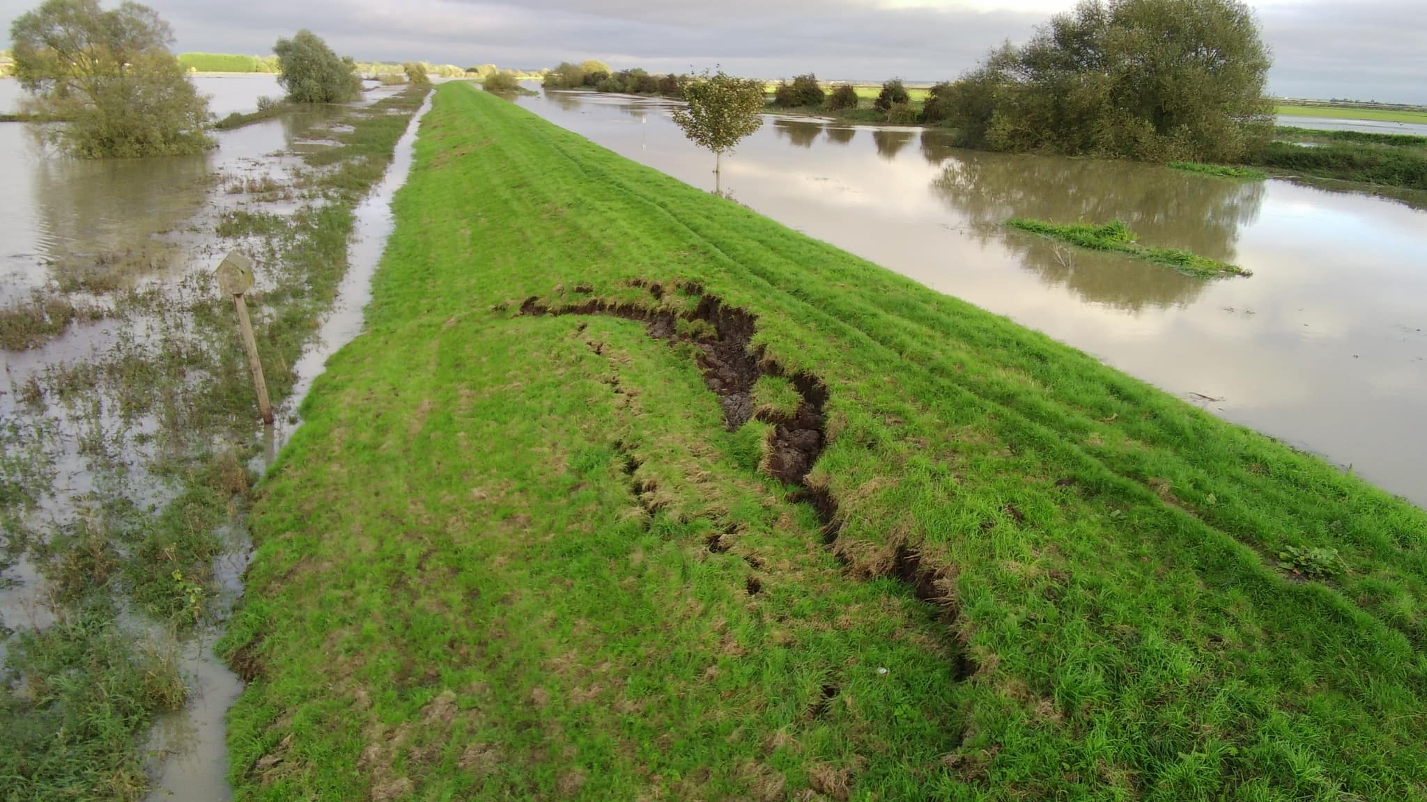 Fiskerton homes evacuated over concerns banks of River Witham could ...