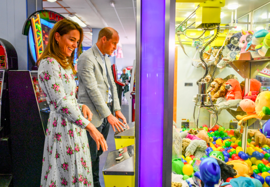 Prince William and Kate Middleton pay visit to famous amusement arcade ...