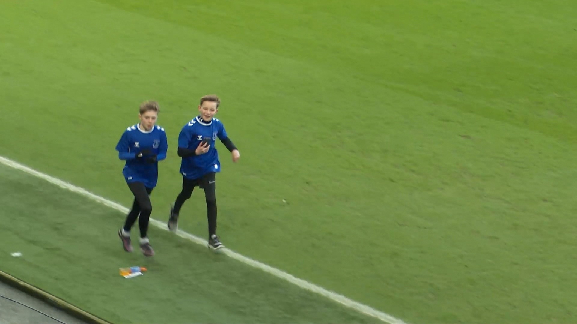 Best friends Hughie and Freddie cheered on at Everton during 100km laps ...