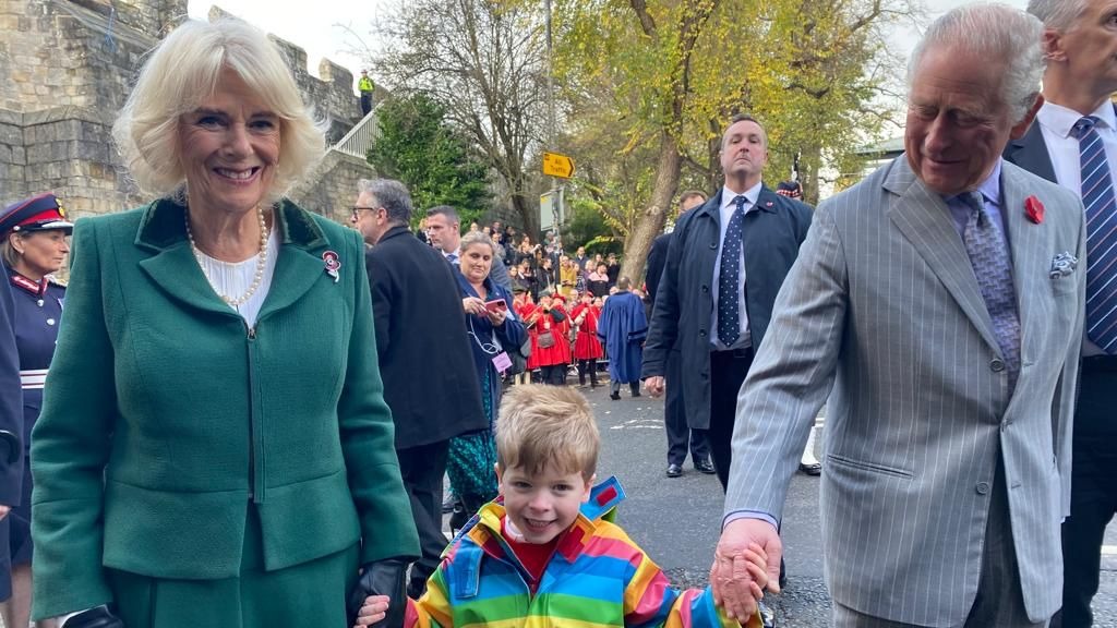 Young royalist gets selfie with King and Queen Consort in York after ...