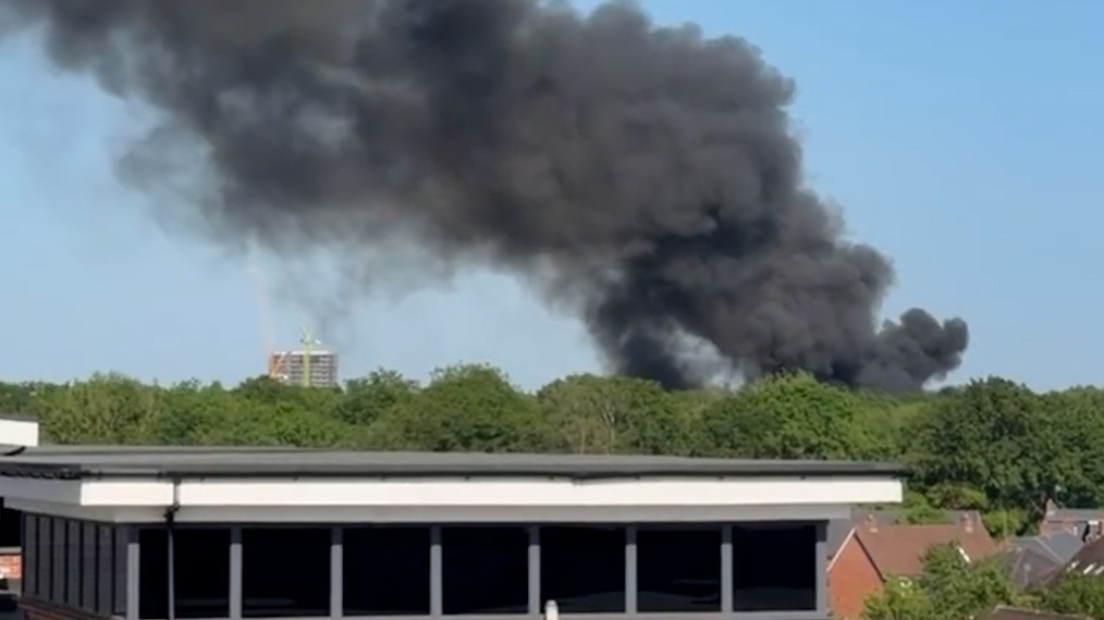 Homes evacuated as large fire breaks out in Bracknell | ITV News Meridian