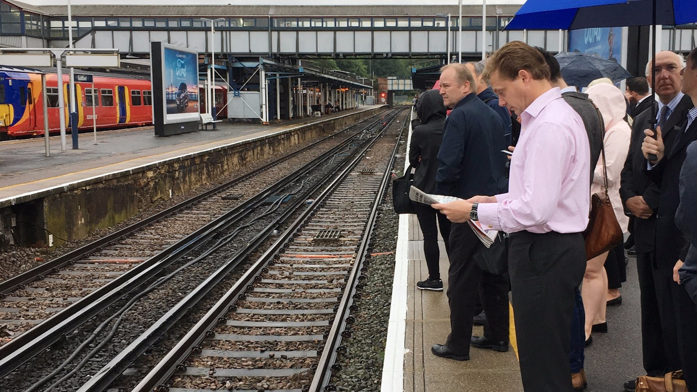 Passengers warned to avoid Waterloo after signal failure | ITV News London