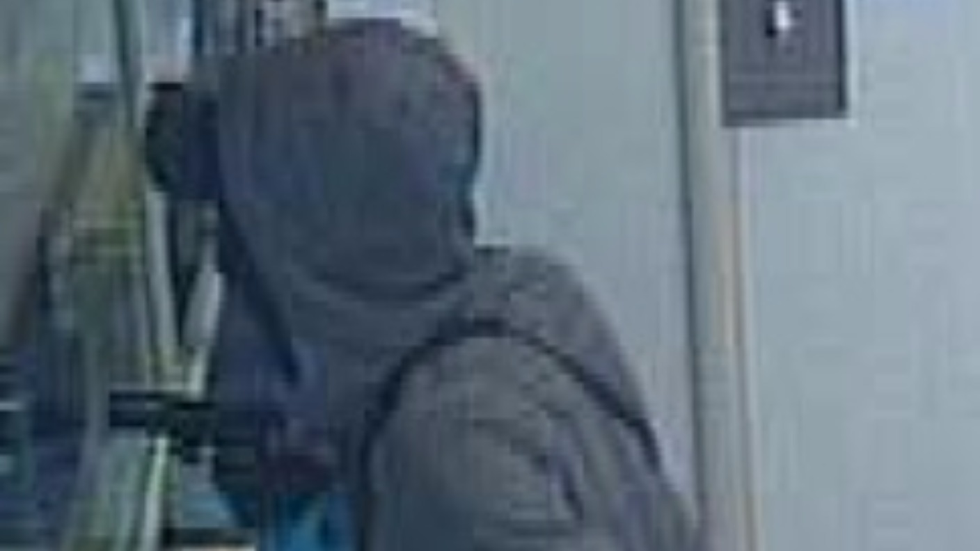 Armed bank robber wrestled to the ground by customer | ITV News London