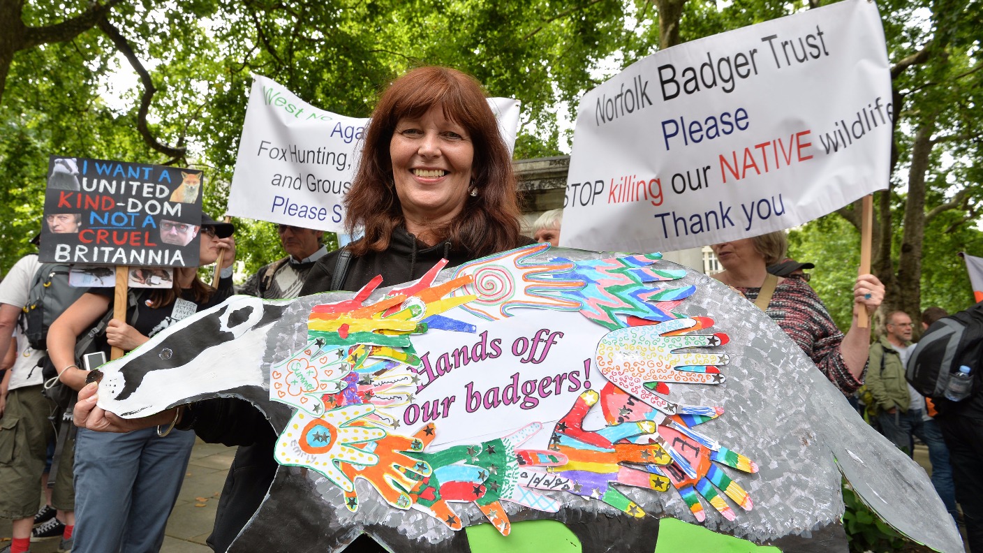 Anti-hunt protesters march through London | ITV News London