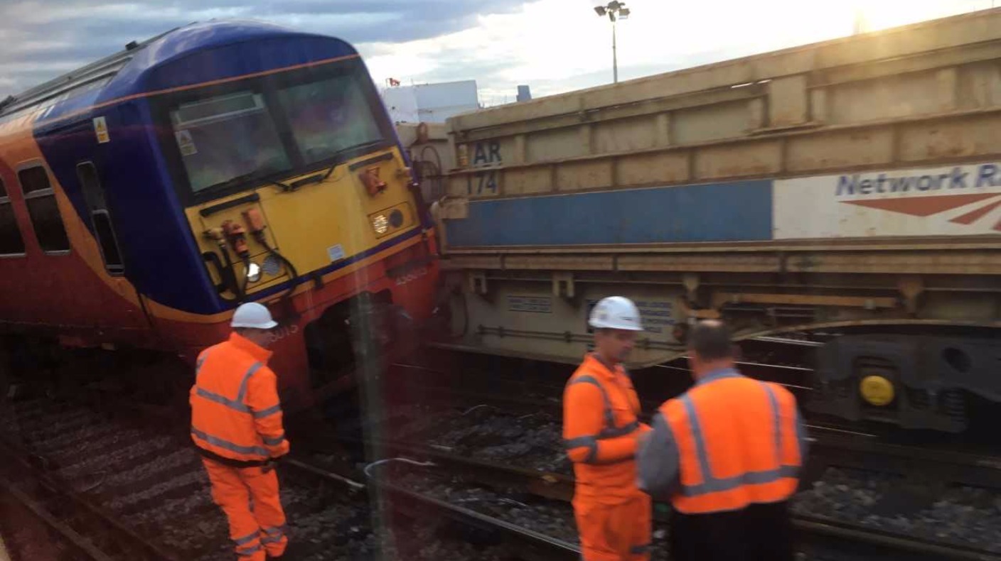 London Waterloo derailed train causing major passenger disruption | ITV ...