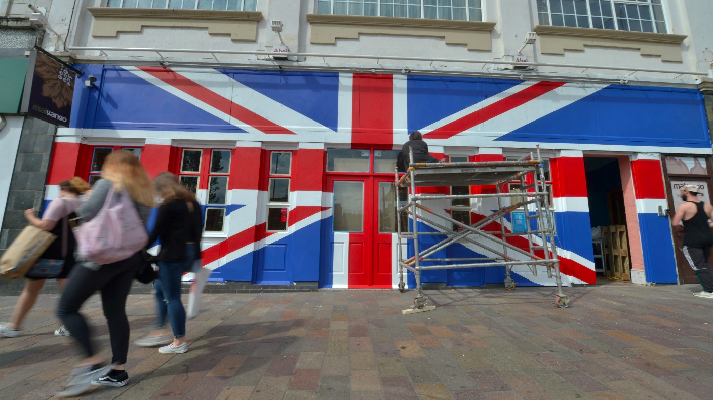 British chippy featuring Union flag to be repainted | ITV News Central